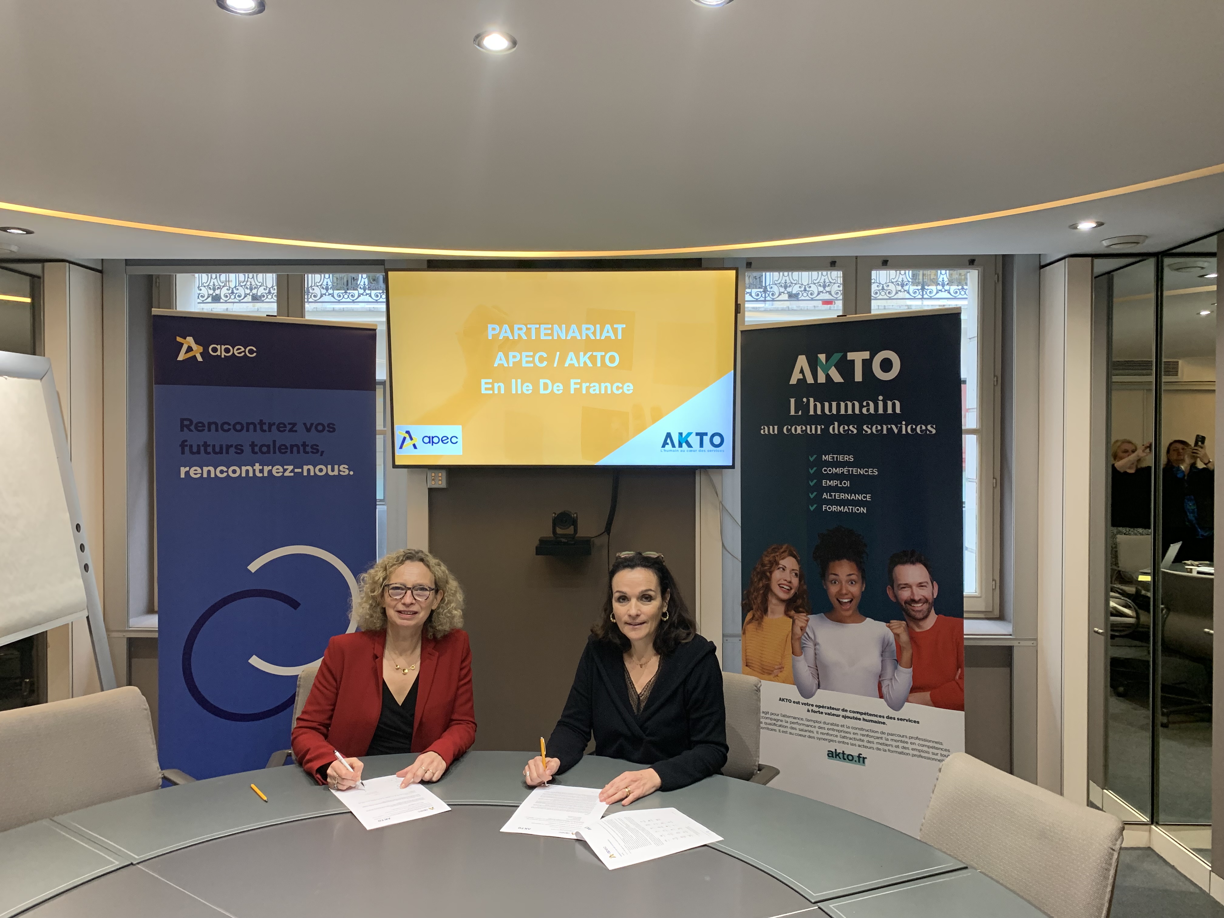 Apec et Akto s’engagent en faveur de la mobilité professionnelle des ...